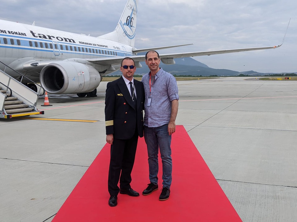 Interviu cu Cătălin Prunariu, pilotul primei curse Tarom ce a aterizat astăzi la Brașov - Radio ...